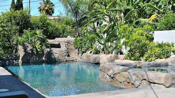 Piscina exterior, uma piscina aquecida