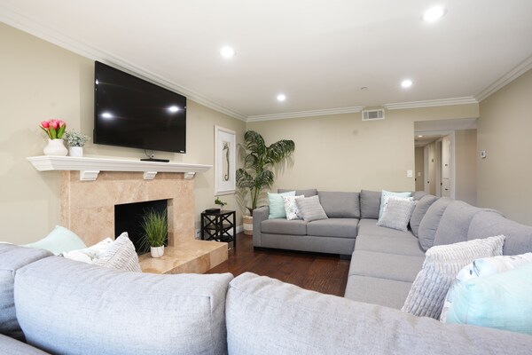 Highly Upgraded, 5 Bed, 4.5 Ba, New Pool W/jacuzzi, 1/2 Mile Walk To Disney - Santa Ana, CA