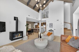 Condo superior, vista para a montanha | Área de estar