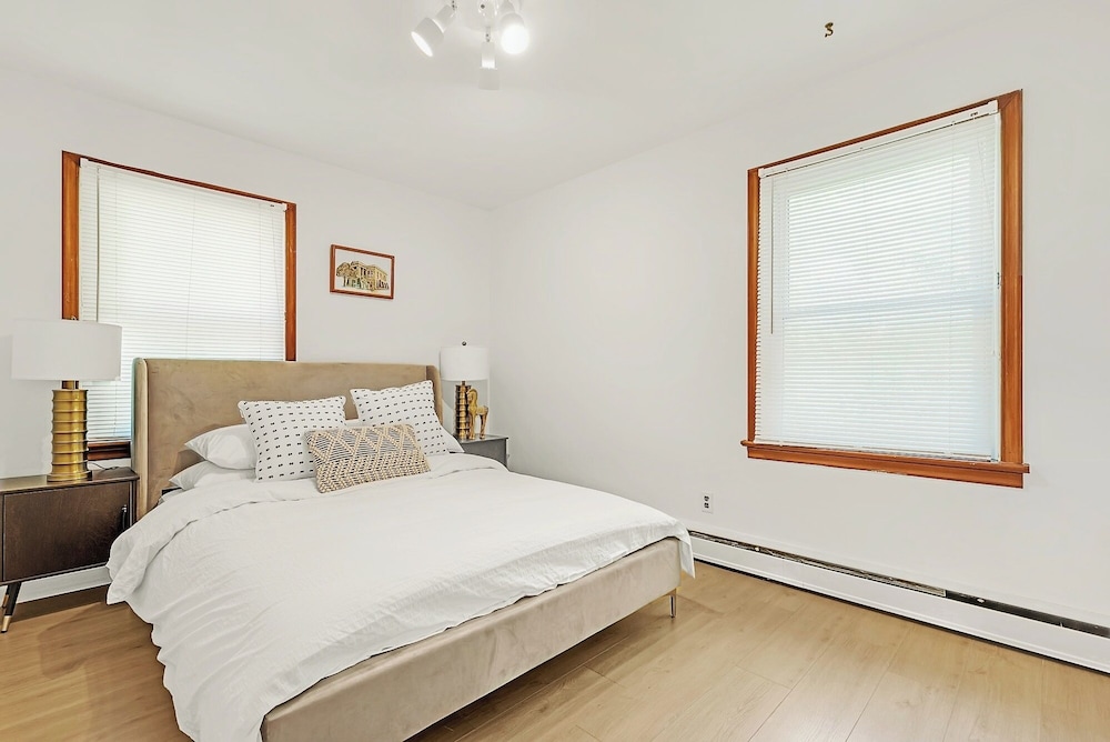 Walk To The Ontario Lake/ Newly Renovated Bungalow With 4 Bedrooms - Niagara-on-the-Lake