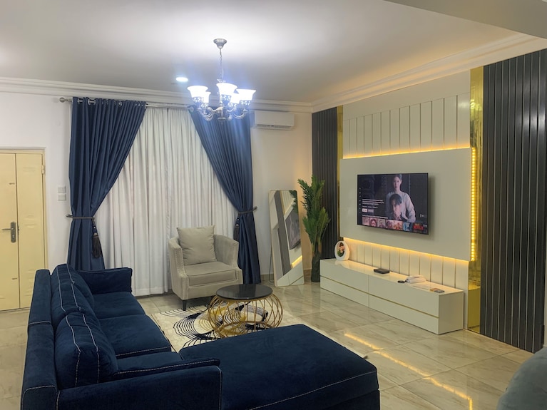 4mins To Aso Rock Villa, King Bed, Chef, Free Cleaning, 24/7 Electricity, Games - Abuja