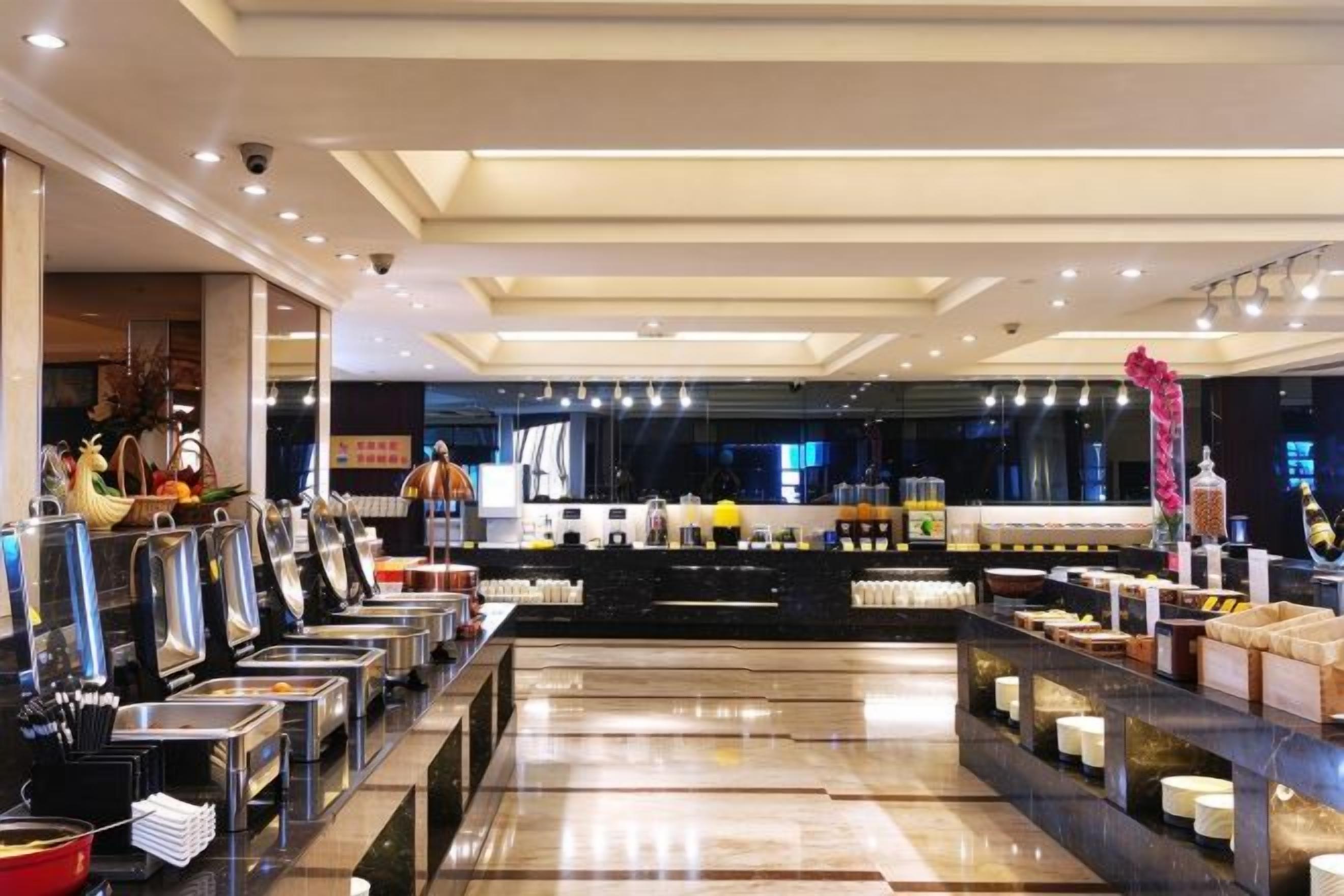Uma área de buffet com diversos pontos de alimentação e um balcão de serviço central.