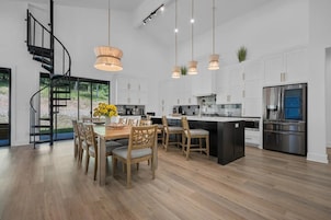 Casa, 3 quartos, aceitam-se animais de estimação, vista para a montanha | Cozinha privada | Uma cafeteira/bule, um frigorífico/congelador grande, um micro-ondas 