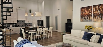 Casa, 3 quartos, aceitam-se animais de estimação, vista para a montanha | Sala de estar | TV de ecrã plano, Netflix, Hulu, ténis de mesa 