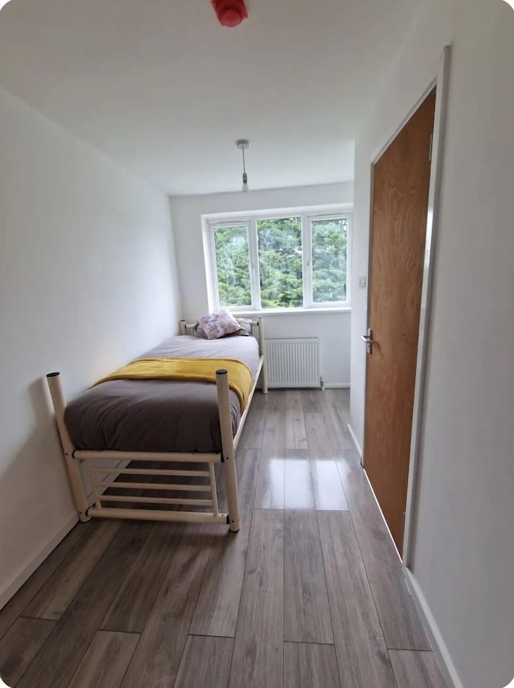 5 Bedroom 5 Bathroom House Near Luton Airport - Dunstable