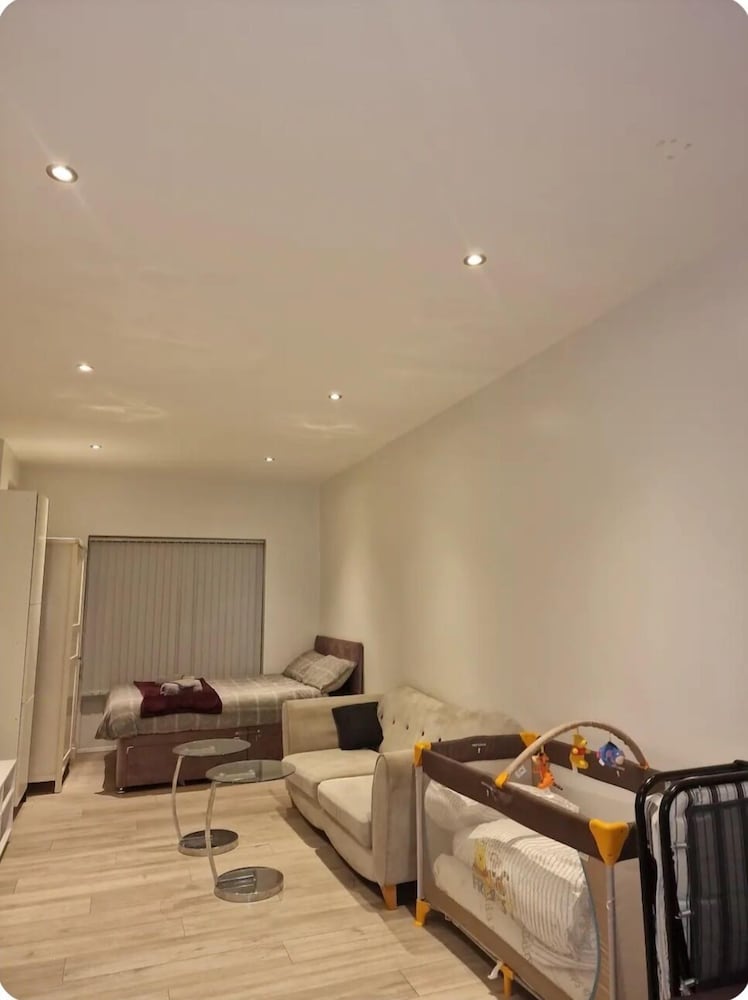 Studio Flat Near Luton Airport. Contractors, Families, Friends Welcome. - Luton