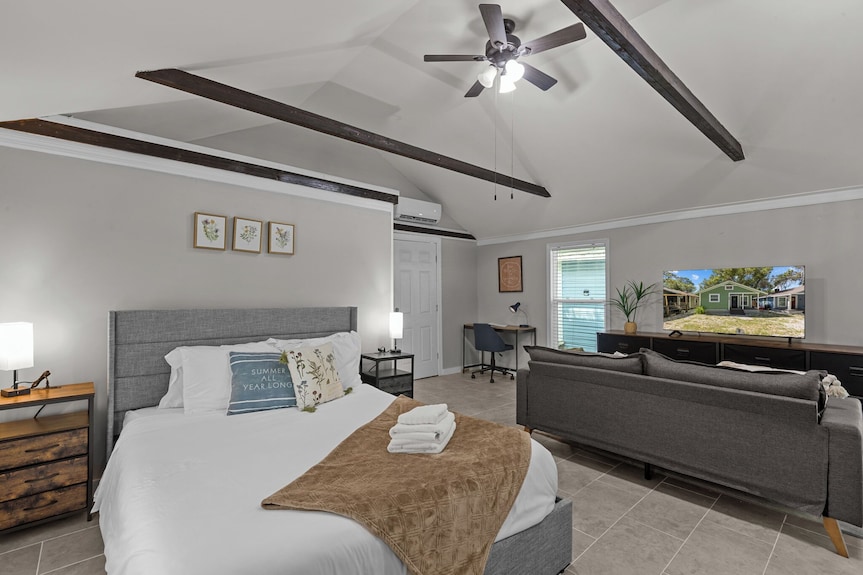 Modern Studio Nook, Bed & Breakfast District! - Gainesville, FL