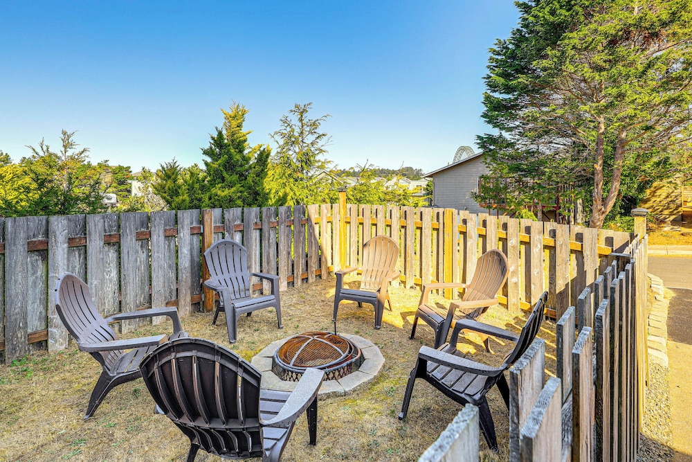 Coastal Oregon Home: Walk To Dock! - Newport, OR