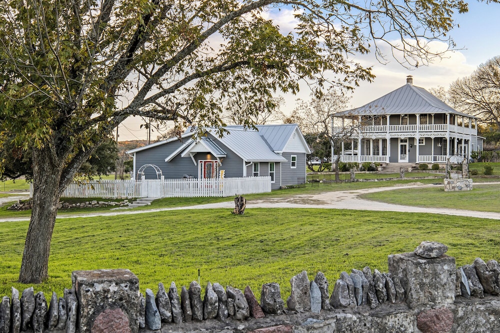 Kingsby Cottage - 1br & Mountain Views - Boerne, TX