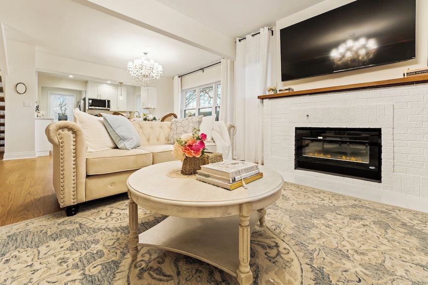 French Country Cottage In Lovely Glen Ellyn! - Wheaton