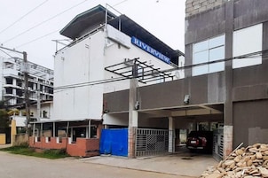 Um edifício com uma placa indicando 'RIVERVIEW' e uma área de estacionamento coberta.