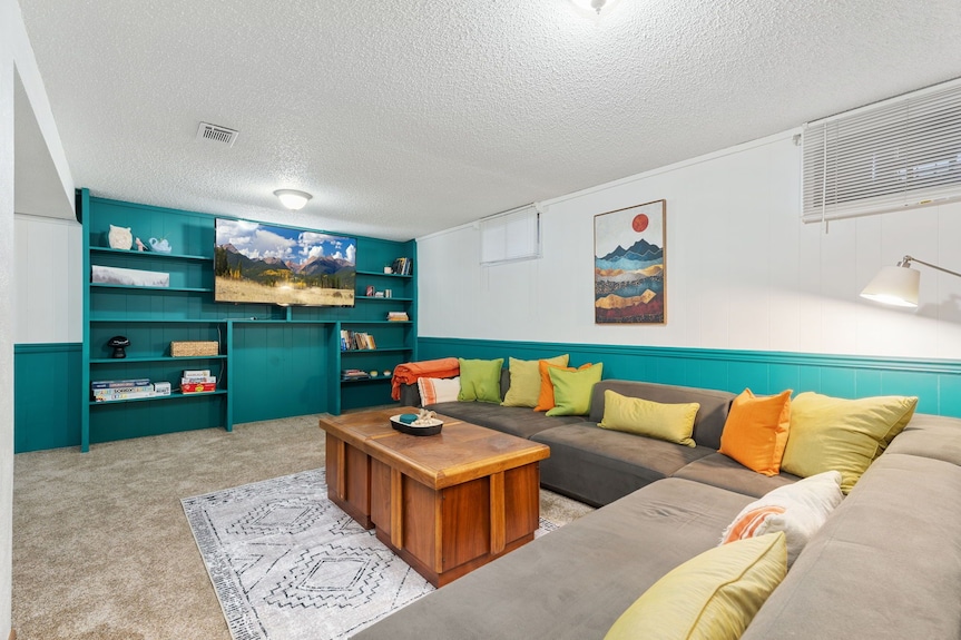 Pet/kid Friendly - Spacious Whole House With Finished Basement And Parking! - Longmont, CO