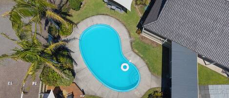 Piscina exterior, guarda-sóis