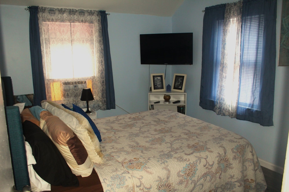 Quaint Private Room In Charming Queens - New York