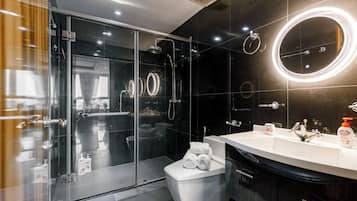 Apartamento Superior, 3 quartos, cozinha, Vista para a cidade | Casa de banho | Um polibã e uma banheira separados, produtos de higiene exclusivos
