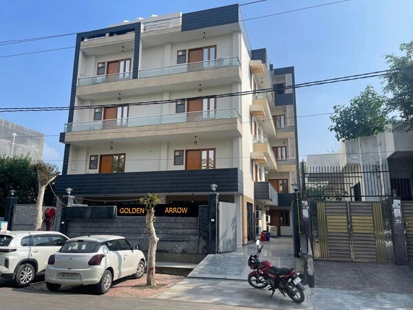 Hotel Golden Arrow - Noida