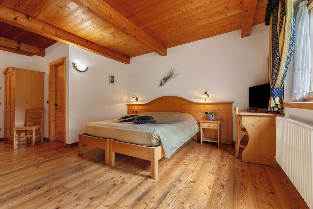 Habitación 'Camera Quadrupla N 1' Con Vistas A La Montaña, Jardín Compartido Y Wi-fi - Madonna di Campiglio