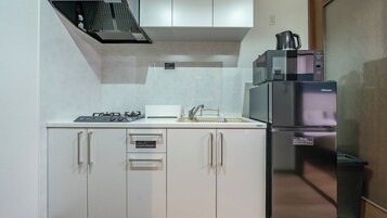 Quarto quádruplo standard | Cozinha privada | Geladeira grande, micro-ondas, cooktop