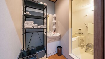 Quarto quádruplo standard | Banheiro | Chuveiro/banheira combinados, secador de cabelo, roupões de banho 