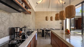 Villa, 3 quartos | Cozinha privada | Um frigorífico, uma torradeira, liquidificador, Congelador