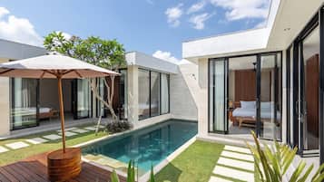 Piscina exterior, guarda-sóis