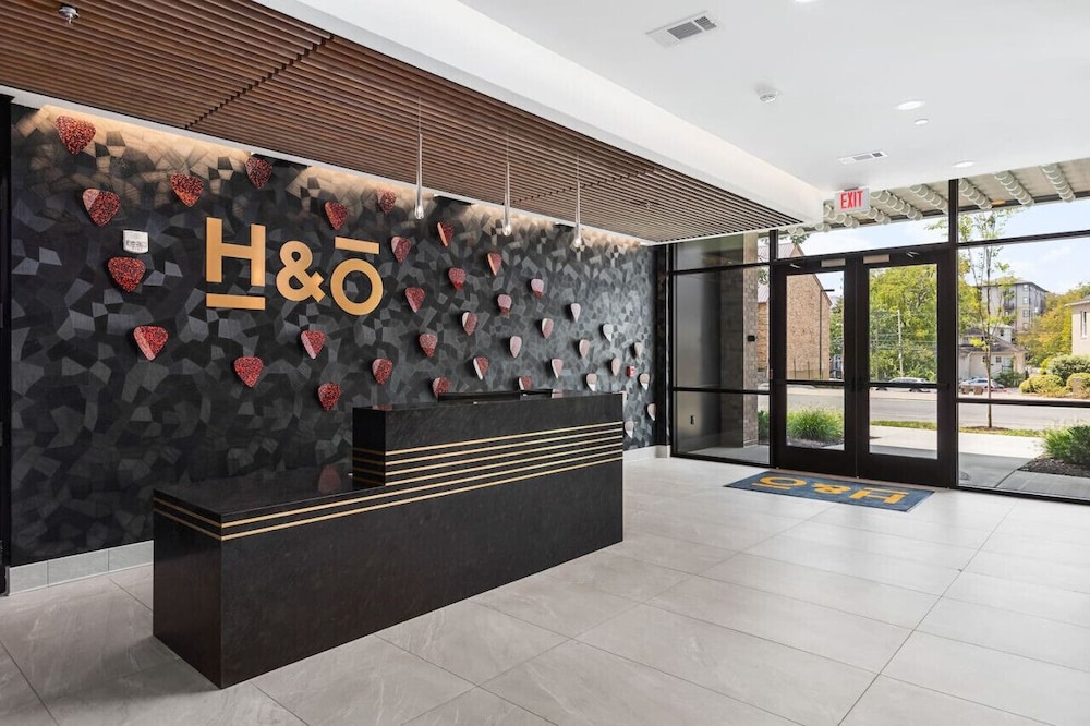 Chic Music Row Condo - Pool, Rooftop Deck With City View, Gym, Office + More! - Nashville, TN