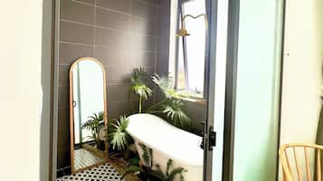 Chuveiro, secador de cabelo, chinelos, toalhas de banho