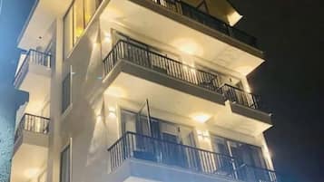 Fachada da propriedade à noite