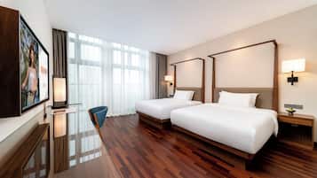 Quarto Twin Empresarial, 2 camas queen-size, não fumadores, Vista para a cidade | Edredões de penas, minibar grátis, secretária