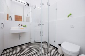 Apartamento, 1 quarto, varanda | Casa de banho | Um polibã, artigos de higiene pessoal grátis, toalhas fornecidas, sabão 