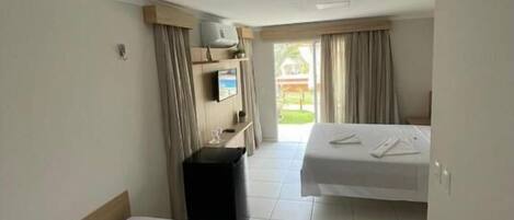 Chalé família, sacada, vista parcial para o oceano | Wi-Fi de cortesia