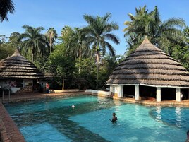 2 bares/lounges, bar molhado, bar ao lado da piscina