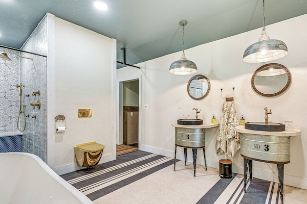 Benton Harbor Home 3 Mi To Beach: Grill & Yard - Lake Michigan Beach, MI