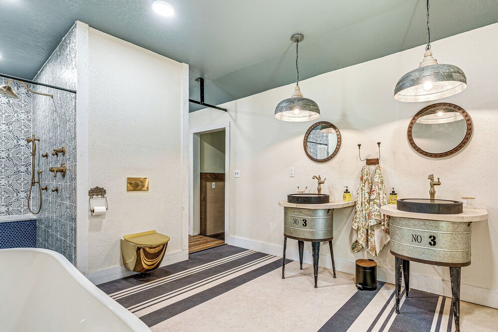 Benton Harbor Home 3 Mi To Beach: Grill & Yard - Lake Michigan Beach, MI