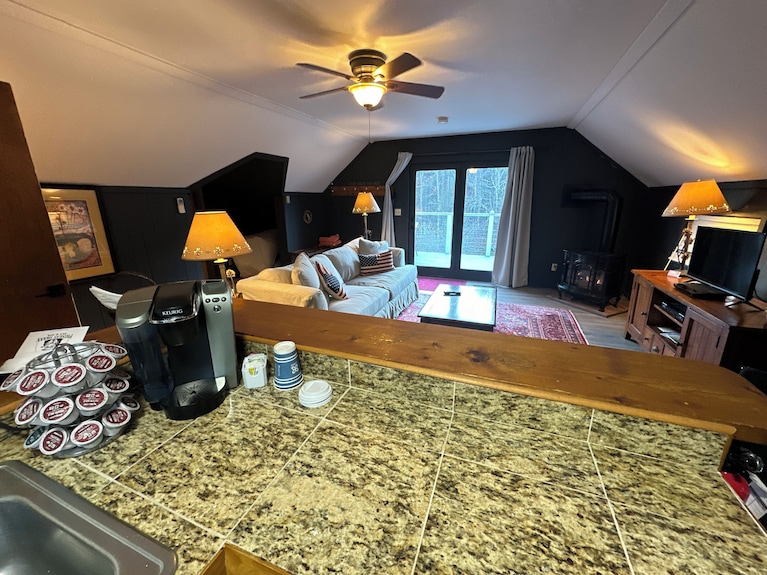 Trout River Suite - Amazing 1br Suite With Deck Overlooking The Trout River & Only 7 Minutes To Jay Peak Resort. With Breakfast Included! - Vermont