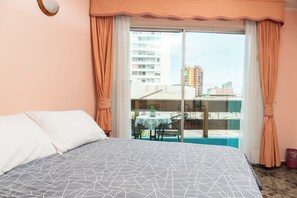 Quarto Deluxe, 1 cama queen-size, casa de banho privativa, Vista para a cidade | Wi-fi grátis, roupa de cama fornecida