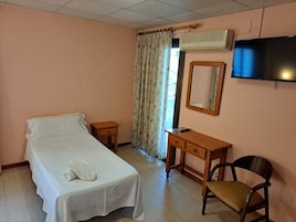 Quarto solteiro, sacada, vista para a cidade | Espaço de trabalho para notebook, ferros/tábuas de passar roupa