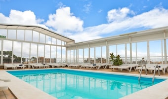 Piscina interna, piscina externa, espreguiçadeiras