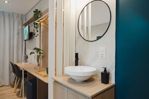 Estúdio standard | Área de estar | Smart TV 32 polegadas com canais digitais, Netflix