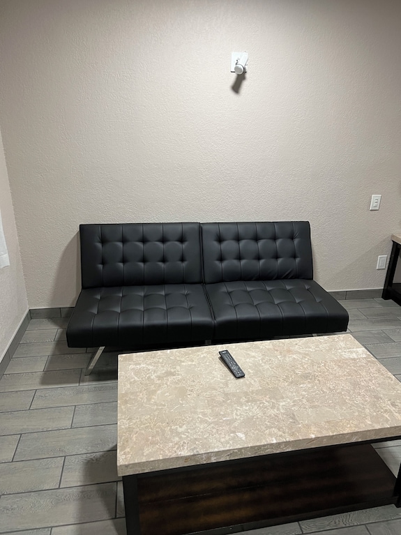 Studio Apartment - King Bed - 베이커즈필드