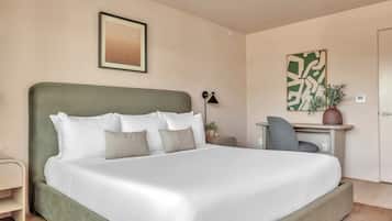 Quarto, 1 cama King (Self Check-in) | Individualmente mobiliados, espaço de trabalho para notebook