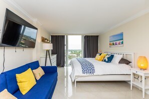 Quarto Triplo Comfort, Vista para a cidade | Secretária adequada para computadores portáteis, ferro/tábua de engomar 