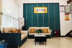 Uma sala de estar com dois sofás, uma mesa de centro e um quadro pendurado na parede.