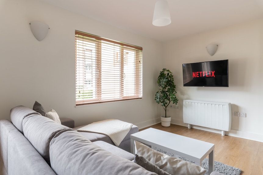 Bright Fully Furnished Apartment/ 2 Parking Spaces - Crawley