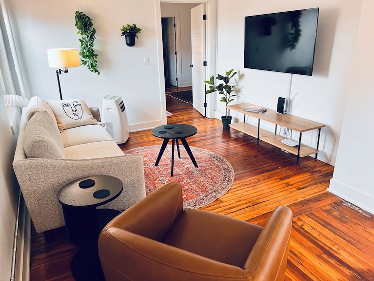 Midcentury Unit Downtown Des Moines Near Wells Fargo - Drake University, Des Moines