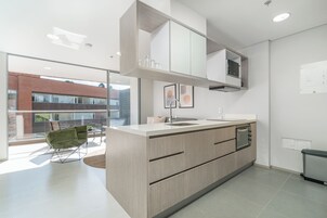 Apartamento standard, 1 cama Queen e sofá-cama | Cozinha privada | Geladeira, micro-ondas, cooktop, talheres/pratos/utensílios de cozinha