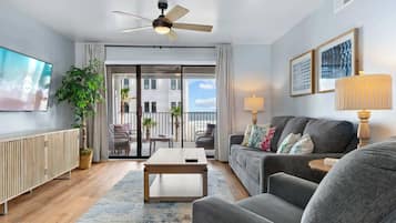 Apartamento em Condomínio Fechado, várias camas, varanda (Coastal Retreat at Seascape) | Sala de estar | Televisor de ecrã plano de 42 polegadas com canais digitais