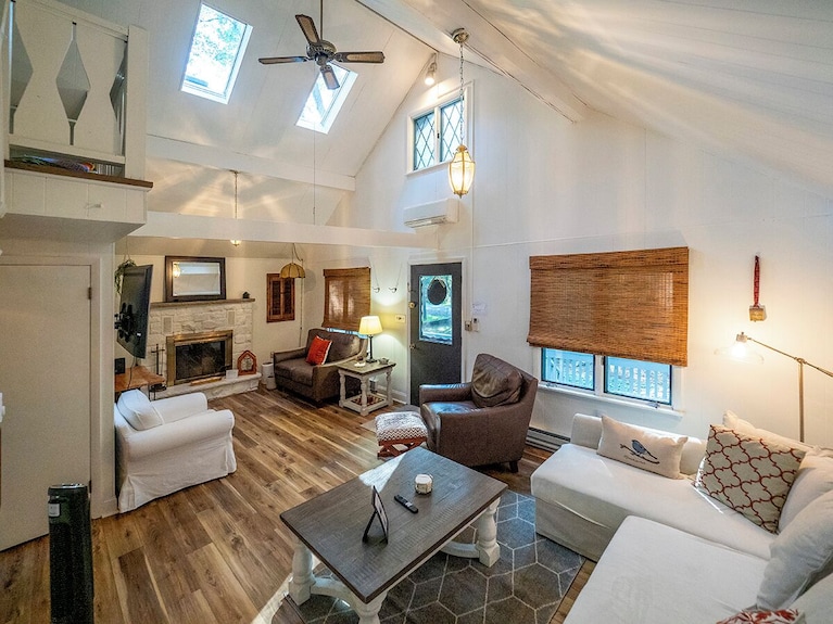 Cozy 2-bedroom Cabin Located In The Heart Of The Poconos! - Pocono Mountains, PA