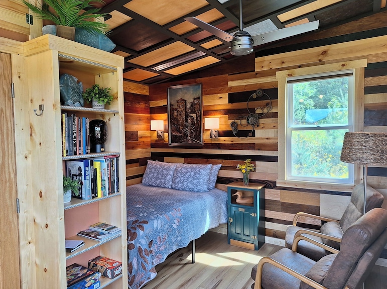 "Cozy, Peaceful Tiny House With Mountain Views, Short Walk From Parking" - Indian Lake, PA