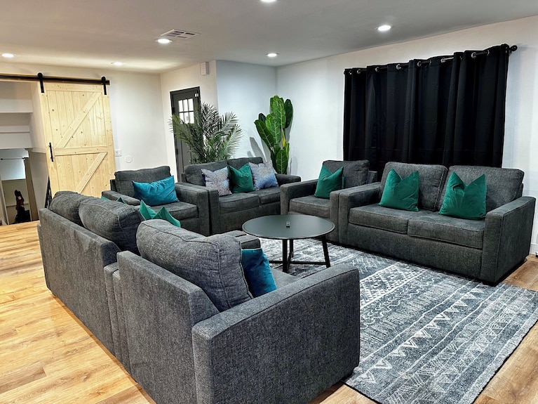 The Peacock Inn Lv - 8 Bdr 4 Bth 14 Beds, Free Spa Heat, Wifi - Las Vegas, NV